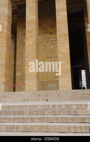 Le discours d'Ataturk à la Jeunesse écrit avec des lettres d'or sur le ...