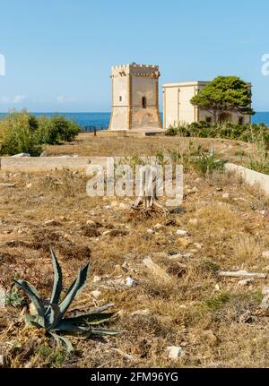 La Tour Alba ou Tour de Cala Rossa, est une tour de défense sur la côte ...