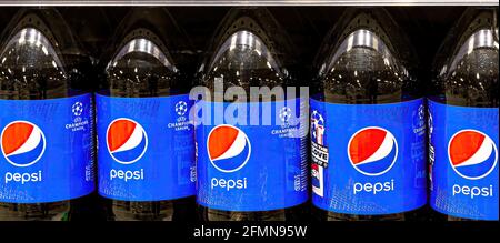 Samara, Russie - 9 mai 2021 : bouteilles de Pepsi Cola sur le plateau ...