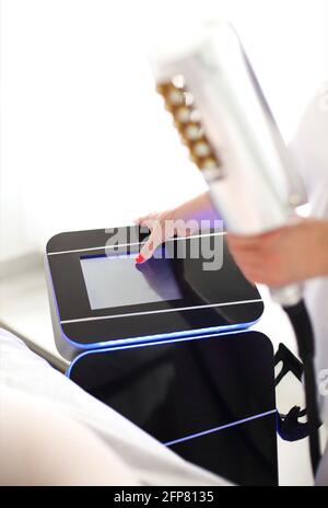 Une esthéticienne féminine utilisant un masseur pour éliminer la ...