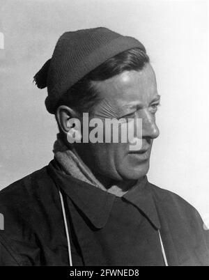 JOHN MILLS comme capitaine Robert Falcon Scott R.N. dans SCOTT DE L ...