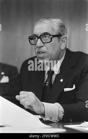 Conférence de presse Ajax-Jaap van. Prague+Rinus Michels, footballeurs ...