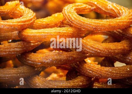 Dessert turc traditionnel tulumba, tulumba tatlisi dans une assiette ...