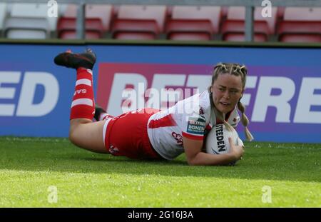 Danielle Bush, de St Helens, a fait un essai lors du match final de la ...