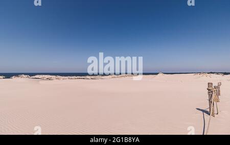 Désert déserté de Pologne à la mer Baltique à Łeba Leba. Vue sur la mer ...