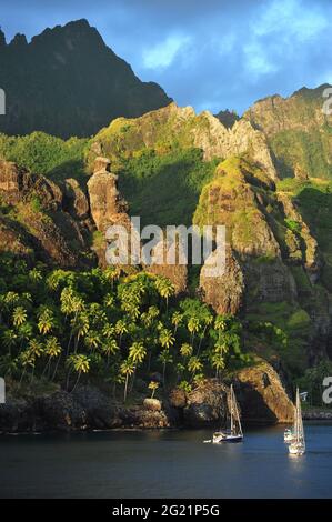 Baie de Hanavave vierges de l'île de Fatu Hiva Marquises Polynésie ...