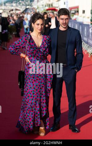 Schemci Lauth et Laura Muller assistent à la plage Photocall dans le ...