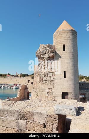 Ruines de la Tour Naillac dans la ville de Rhodes, île de Rhodes ...