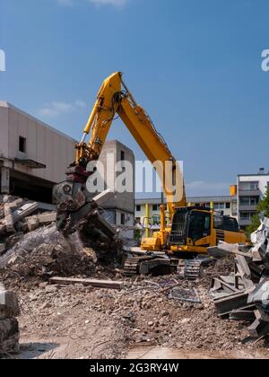 Pelle hydraulique avec cisaille hydraulique sur le chantier, contre le ...