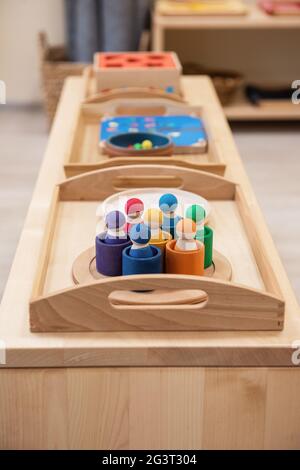 Matériel pour la classe sensorielle d'une école Montessori isolés sans ...