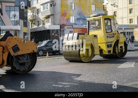 le processus de réparation de la route, véhicule à rouleaux réparer la ...