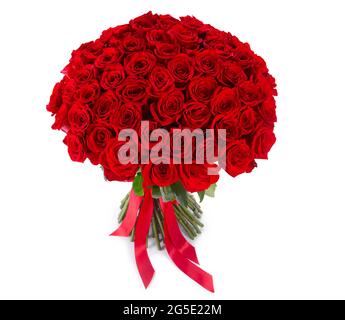 Énorme bouquet de roses rouges isolé sur fond blanc. bouquet de luxe d ...