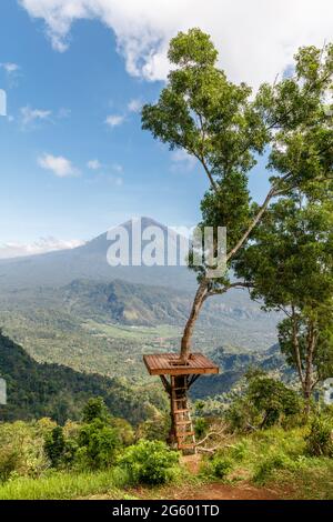 Mont Agung ou Gunung Agung. Vue d'un sacré et célèbre volcan balinais ...