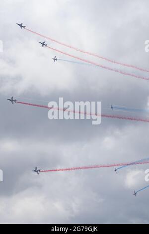 Les avions Alphajet de l'équipe acrobatique française Patrouille de ...