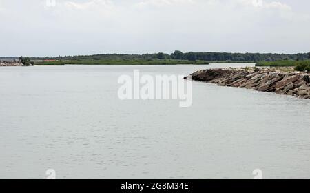Large embouchure de l'Adige qui coule dans la mer Adriatique dans le ...