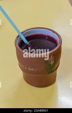 La chicha morada, boisson de maïs violet péruvien isolé sur fond blanc ...