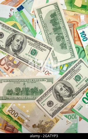 Billets en euros d'une valeur nominale de dix euros, un gros plan d'un ...