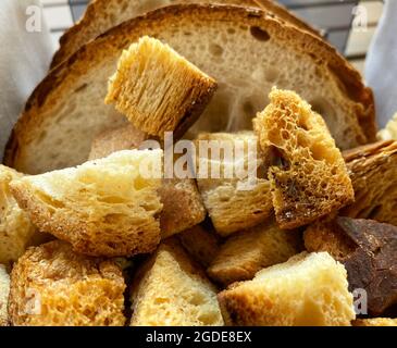 Panier en osier avec pain en baguette en tranches sur fond blanc ...