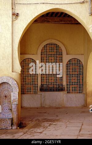 Porte traditionnelle et artisanale au Maroc Photo Stock - Alamy