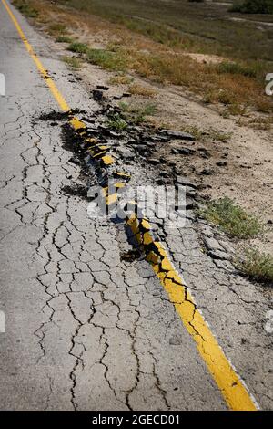 Mauvais état de la surface de la route - trous dans le asphalte ...