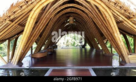 Survolez un hangar en bambou avec un toit en roseaux à Ubud, Bali. Vue ...