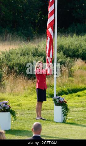 Le capitaine de l'équipe des États-Unis Sarah Ingram lève le drapeau ...
