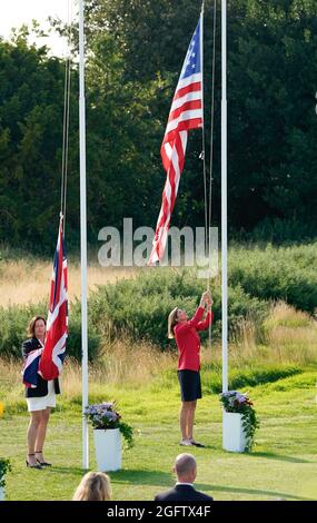 Le capitaine de l'équipe des États-Unis Sarah Ingram lève le drapeau ...