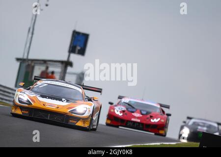 Enduro Motorsport (#77) McLaren 720S GT3 conduit par Morgan Tillbrook ...