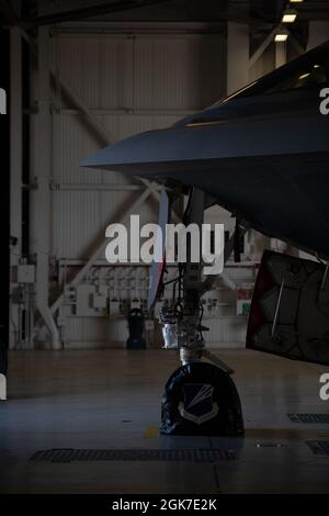 Un B-2 Spirit est stationné dans son quai principal lors d'une visite d ...