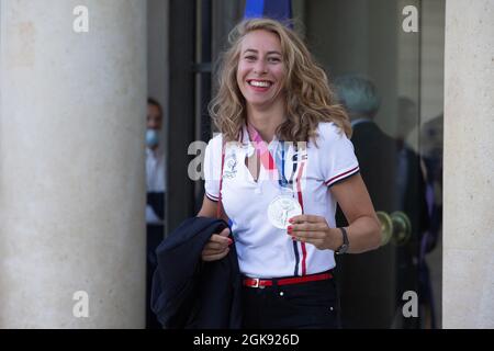 L'escrimeur française Pauline Ranvier pose avant la cérémonie en l ...