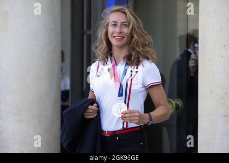 L'escrimeur française Pauline Ranvier pose avant la cérémonie en l ...
