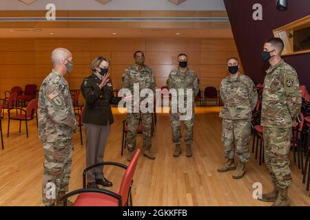 Le lieutenant-colonel Vincent Capaldi (à droite), directeur du WRAIR ...