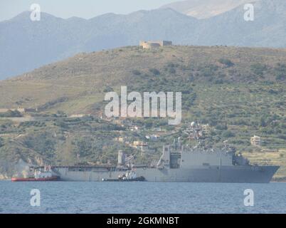 BAIE DE SOUDA, Grèce. (28 mai 2022) le capitaine Geoffry Patterson (à ...