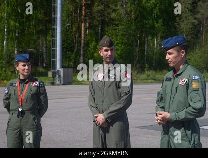 Le lieutenant-colonel Inka Niskanen (à gauche) de la Force aérienne ...