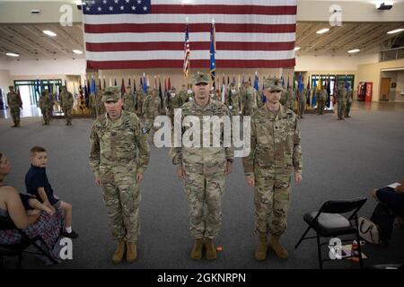 Le colonel Michael McFadden, au centre, commandant de la 3e Brigade de ...