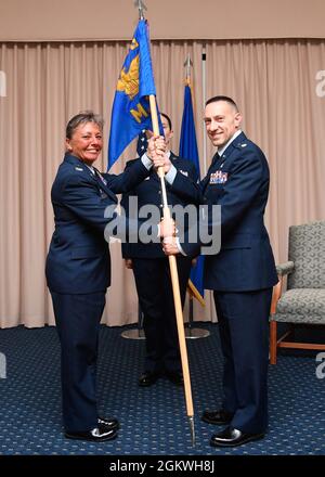 Le colonel Katrina Stephens, 66e commandant du groupe de la base ...