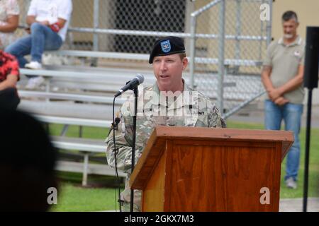 VICENZA, Italie - Col. Matthew Gomlak, commandant des États-Unis Armée ...