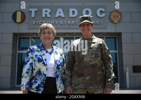 Lieutenant-général Maria R. Gervais, commandant général adjoint et chef ...
