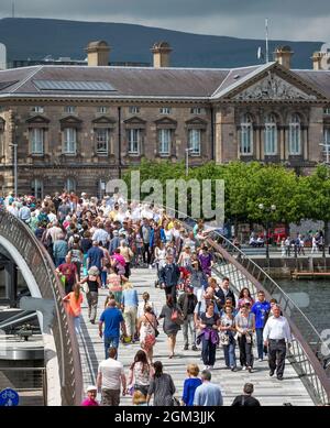 Lagan Weir Pedestrian and cycle Bridge à Belfast, en Irlande du Nord ...