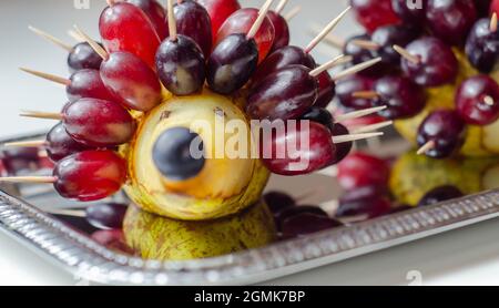 Hérisson de fruits, raisins rouges et poire juteuse, façon créative de ...