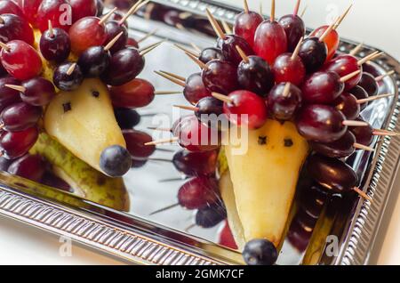 Hérisson de fruits, raisins rouges et poire juteuse, façon créative de ...