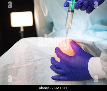 Le médecin effectue une injection intra-articulaire thérapeutique dans ...