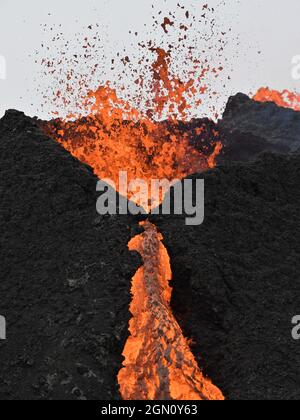 Vent volcanique à Fagradalsfjall, Islande, éruption de lave orange et ...