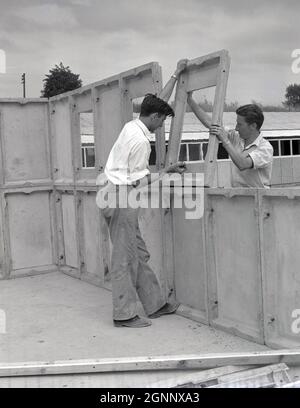 Années 1960, historique, la construction d'un garage préfabriqué dans ...