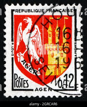FRANCE - VERS 1964 : un timbre imprimé en France montre les armoiries ...