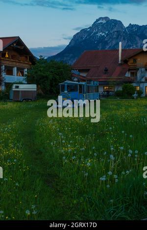 Le train touristique à Fussen, Bavière, Allemagne passe la basilique St ...