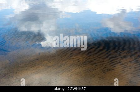 L'eau (formule chimique H2O) est une substance chimique inorganique ...