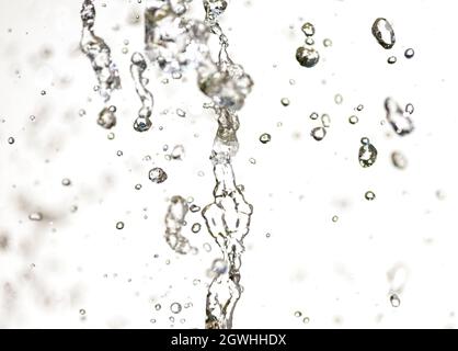 L'eau (formule chimique H2O) est une substance chimique inorganique ...