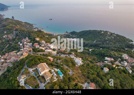 Vue aérienne sur la plage de Pelekas Kontogialos au coucher du soleil ...