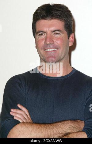 Simon Cowell, photographié ici à un photocall Simpsons à Londres, est à ...